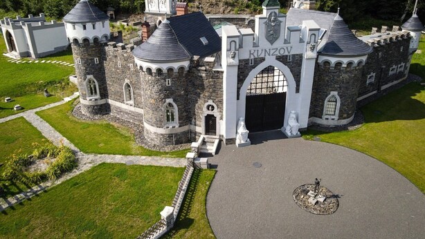 Uma estrutura semelhante a um castelo, com uma entrada central identificada como 