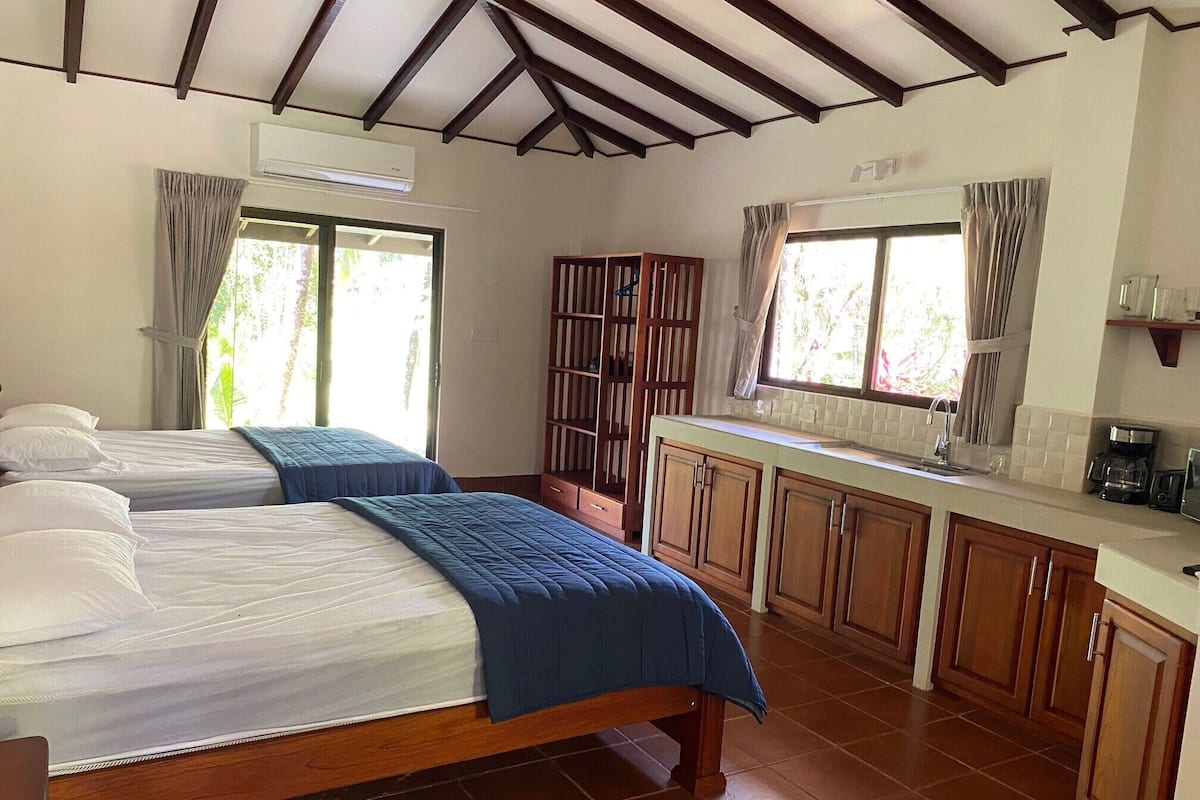 Quarto Quádruplo Básico, 2 camas queen-size, não fumadores, vista para o jardim | Terraço/pátio interior