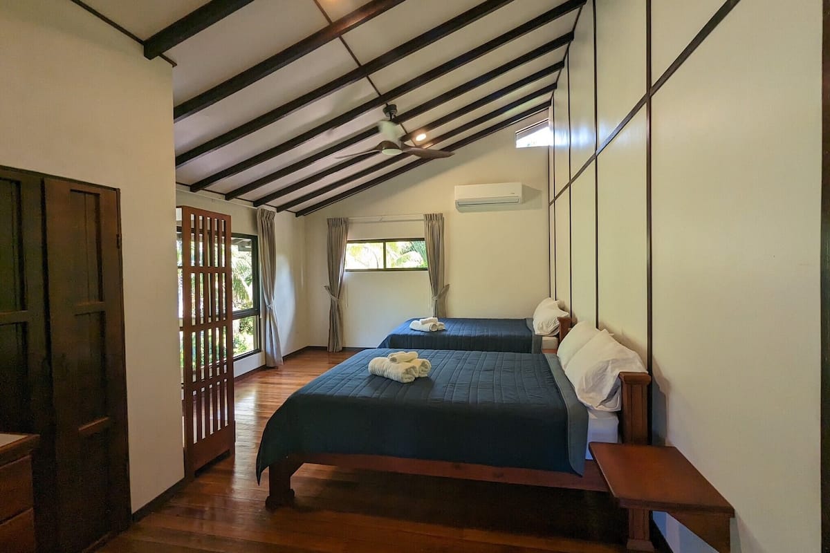 Quarto Quádruplo Básico | Cofre no quarto, cortinas/cortinados opacos, Wi-fi grátis