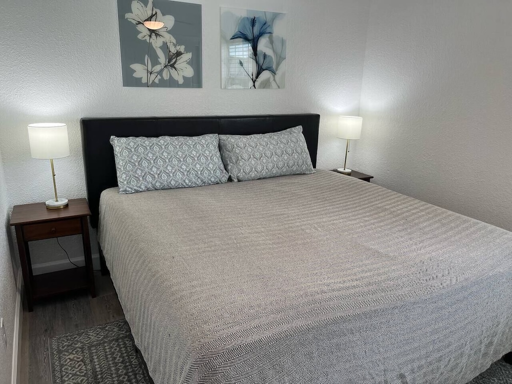 Audrey: Walk To A&m/king Beds - Bryan, TX
