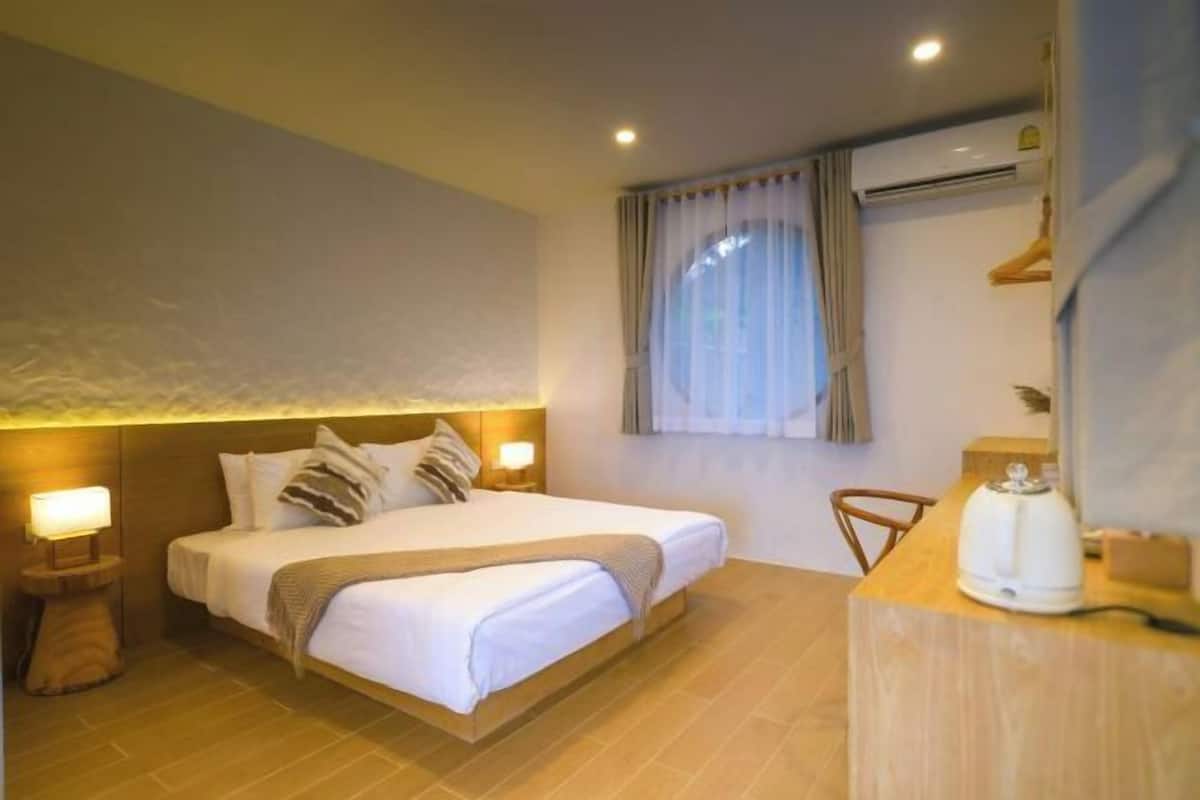 Minibar, cofre no quarto, secretária, cortinas/cortinados opacos