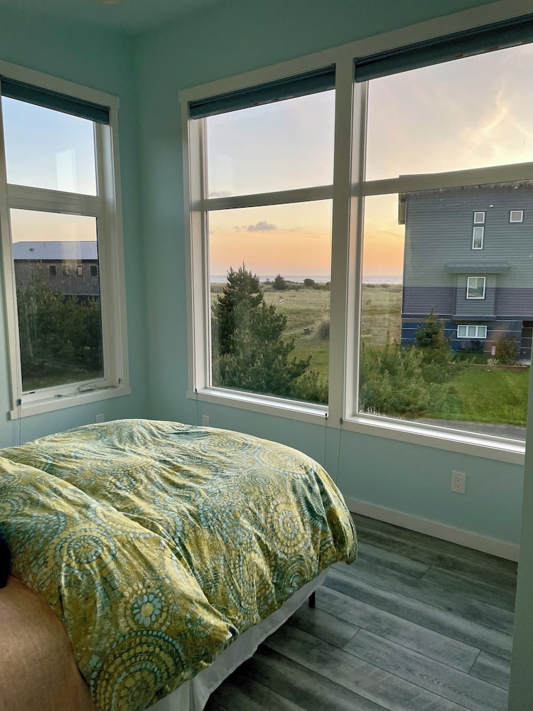 Sunsets, Ocean Views + Beach Path! - Grayland | Vrbo