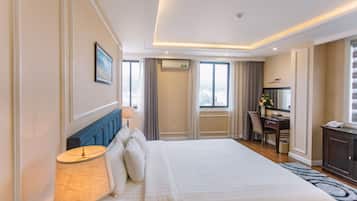 Quarto Executivo, 1 cama king-size, banheira de hidromassagem grande, vista para o rio | 1 quarto, minibar com produtos grátis, cofre no quarto, secretária