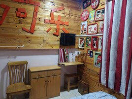 Quarto casal, banheiro compartilhado | Banheiro | Chuveiro, toalhas de banho, papel higiênico 
