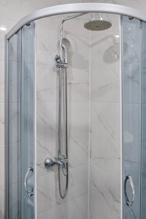 Estúdio Deluxe | Casa de banho | Artigos de higiene pessoal grátis, um secador de cabelo, chinelos 
