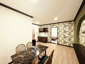 Quarto luxo | Frigobar, escrivaninha, quartos à prova de som, Wi-Fi de cortesia