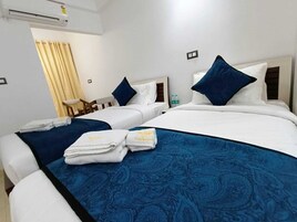 Quarto casal luxo, 1 cama Queen, acessível, vista para a cidade | Ferros/tábuas de passar roupa, Wi-Fi de cortesia