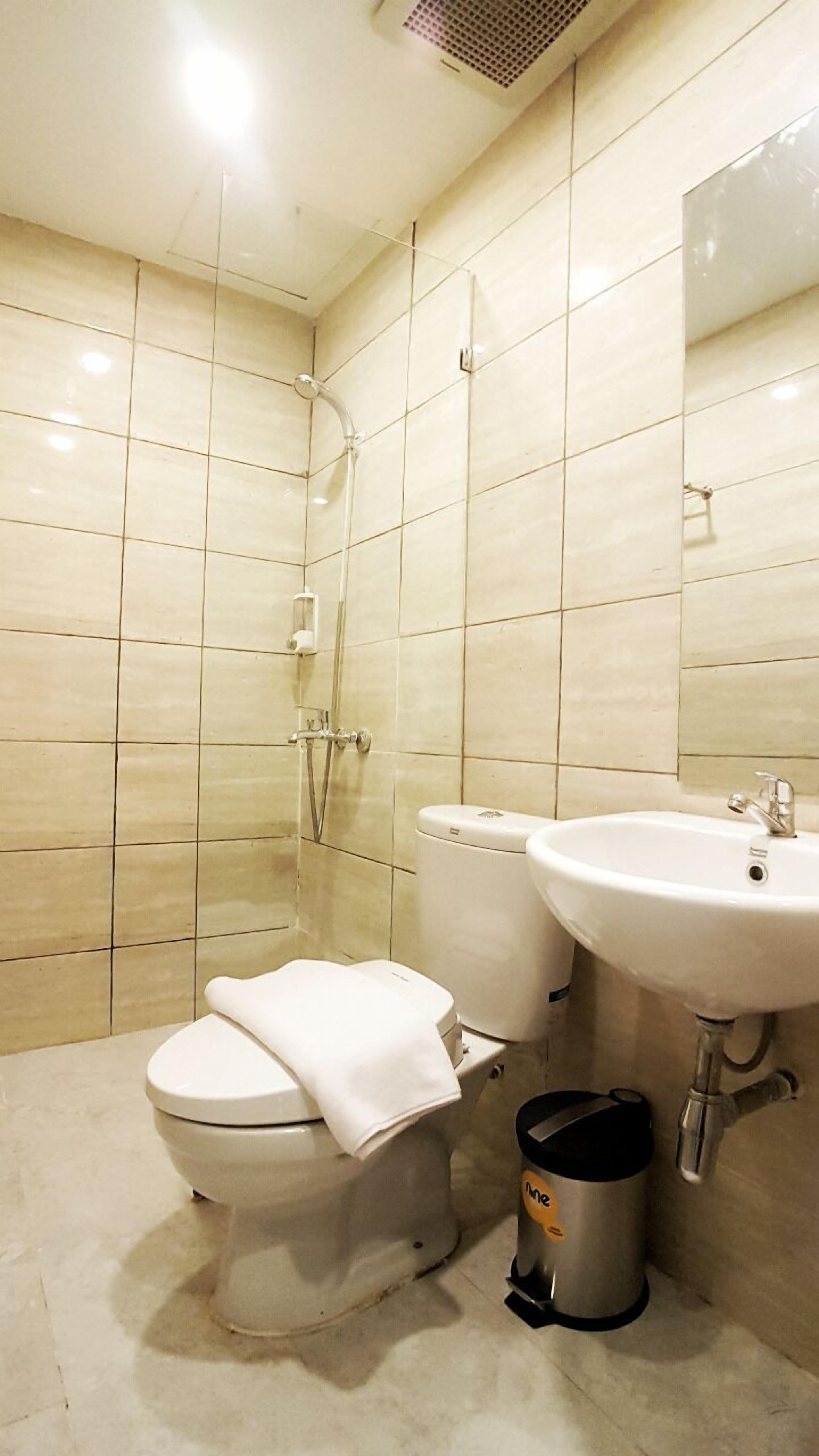 Quarto Twin Deluxe | Casa de banho | Um polibã, um chuveiro fixo, um secador de cabelo (mediante pedido) 