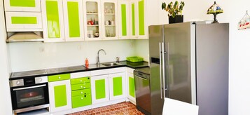 Geladeira grande, micro-ondas, fogão, cooktop