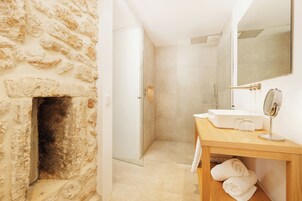 Quarto luxo | Banheiro | Chuveiro, chuveiro com efeito de chuva, secador de cabelo, chinelos