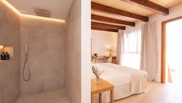Quarto Clássico com Cama de Casal | Casa de banho | Um polibã, um chuveiro fixo, um secador de cabelo, toalhas fornecidas