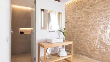 Quarto Duplo Superior | Casa de banho | Um polibã, um chuveiro fixo, um secador de cabelo, toalhas fornecidas