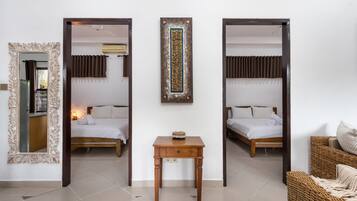 Vila romântica, 2 quartos, piscina particular, vista para o jardim | 2 quartos, individualmente decorados, individualmente mobiliados