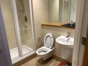 Apartamento | Casa de banho | Um polibã, artigos de higiene pessoal grátis, toalhas fornecidas 