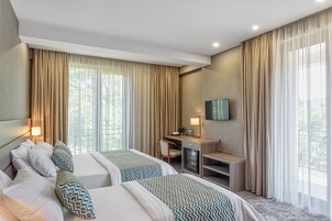 Quarto família | Roupas de cama antialérgicas, escrivaninha