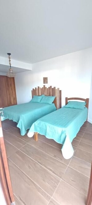 Quarto triplo standard | Frigobar, escrivaninha, Wi-Fi de cortesia, roupa de cama