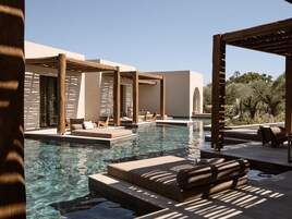 Deluxe Suite with Shared Pool and Walk-in Tub | Terraço/pátio