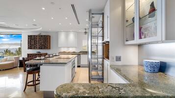 Apartamento em Condomínio Fechado, 1 quarto | Cozinha privada | Um frigorífico, um forno, uma máquina de lavar louça