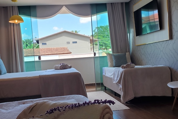 Quarto Quádruplo Deluxe | Camas de colchão pillowtop, minibar, secretária