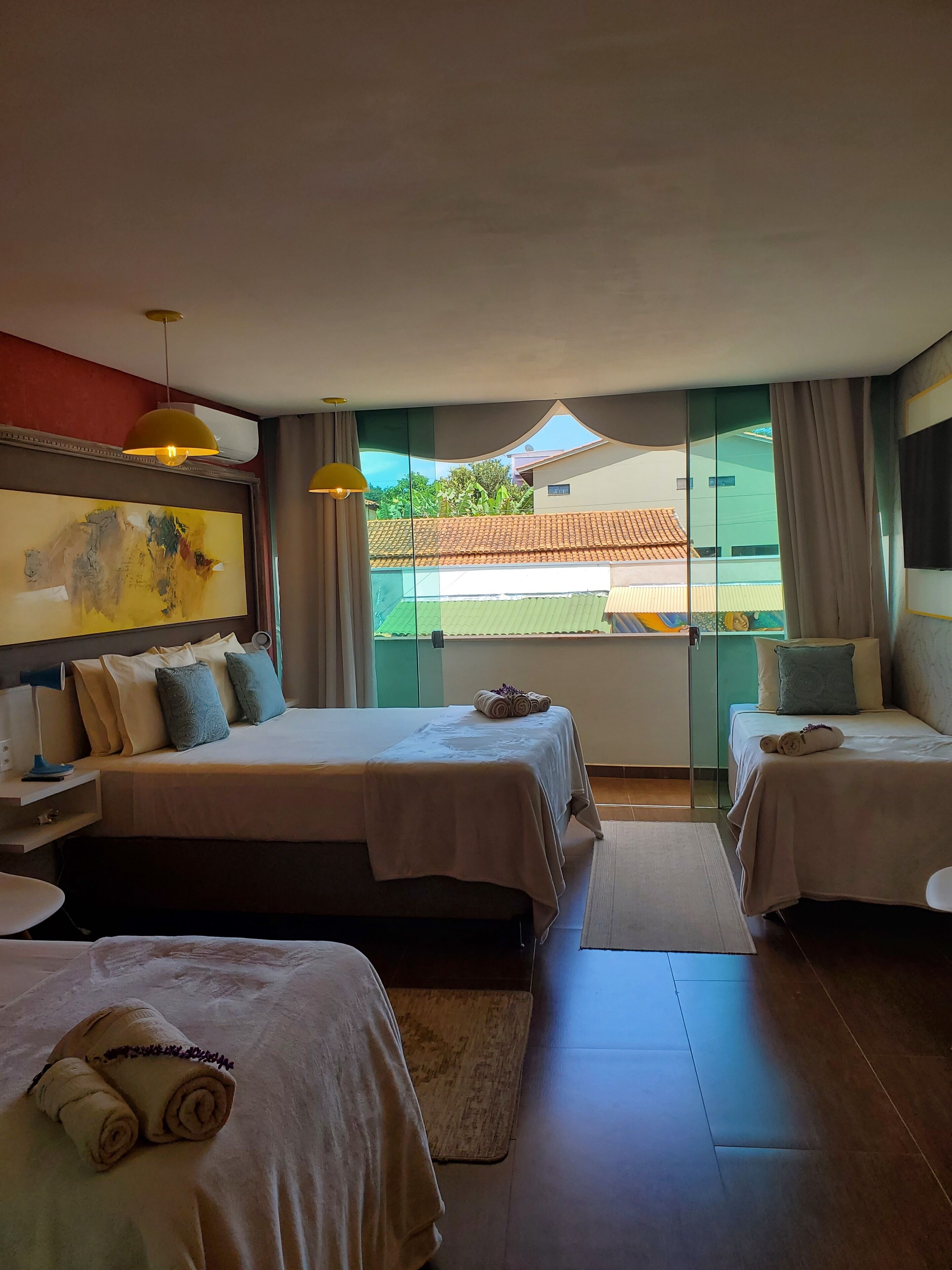 Quarto quádruplo luxo | Camas com colchões pillow-top, frigobar, escrivaninha