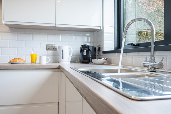 Uma cafeteira/bule, uma chaleira elétrica 