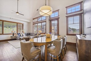 Apartamento em Condomínio Fechado (Breck_One_Ski_Hill_3_Penthouse_8424) | Sala de jantar