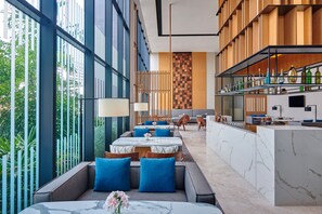 Este bar no lobby do hotel 