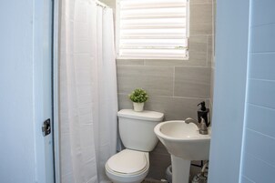 Cabana de Madeira Familiar | Casa de banho | Um polibã, um chuveiro fixo, toalhas fornecidas, papel higiénico 