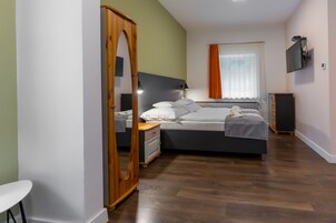 Quarto quádruplo | Cofres nos quartos, escrivaninha, cortinas blackout