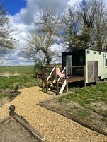 Quarto com design assinado (Converted Horse Lorry) | Fachada
