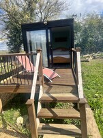 Quarto com design assinado (Converted Horse Lorry) | Vista da sacada