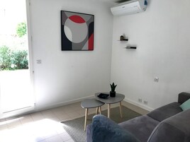 Apartamento, pátio | Sala de estar | Smart TV de 80 cm com canais digitais, televisor 