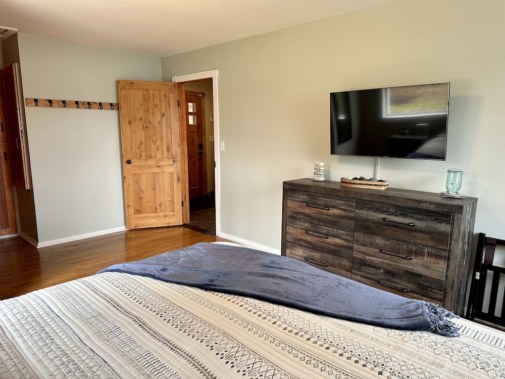 Lakeside Log Cabin - Enjoy A Beautiful Sugar Sand Beach, Eau Claire Area - Fall Creek, WI