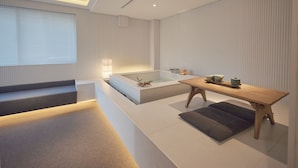 Uma casa de banho moderna com uma banheira, uma mesa de madeira e um banco.