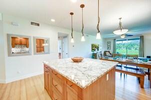 Apartamento em Condomínio Fechado, 3 quartos | Cozinha privada | Um frigorífico, um forno, uma cafeteira/bule, uma torradeira 