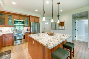 Apartamento em Condomínio Fechado, 3 quartos | Cozinha privada | Um frigorífico, um forno, uma cafeteira/bule, uma torradeira 