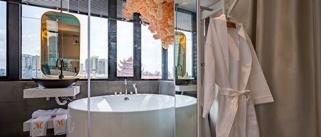 Quarto Duplo Panorâmico | Casa de banho | Um chuveiro fixo, artigos de higiene pessoal grátis