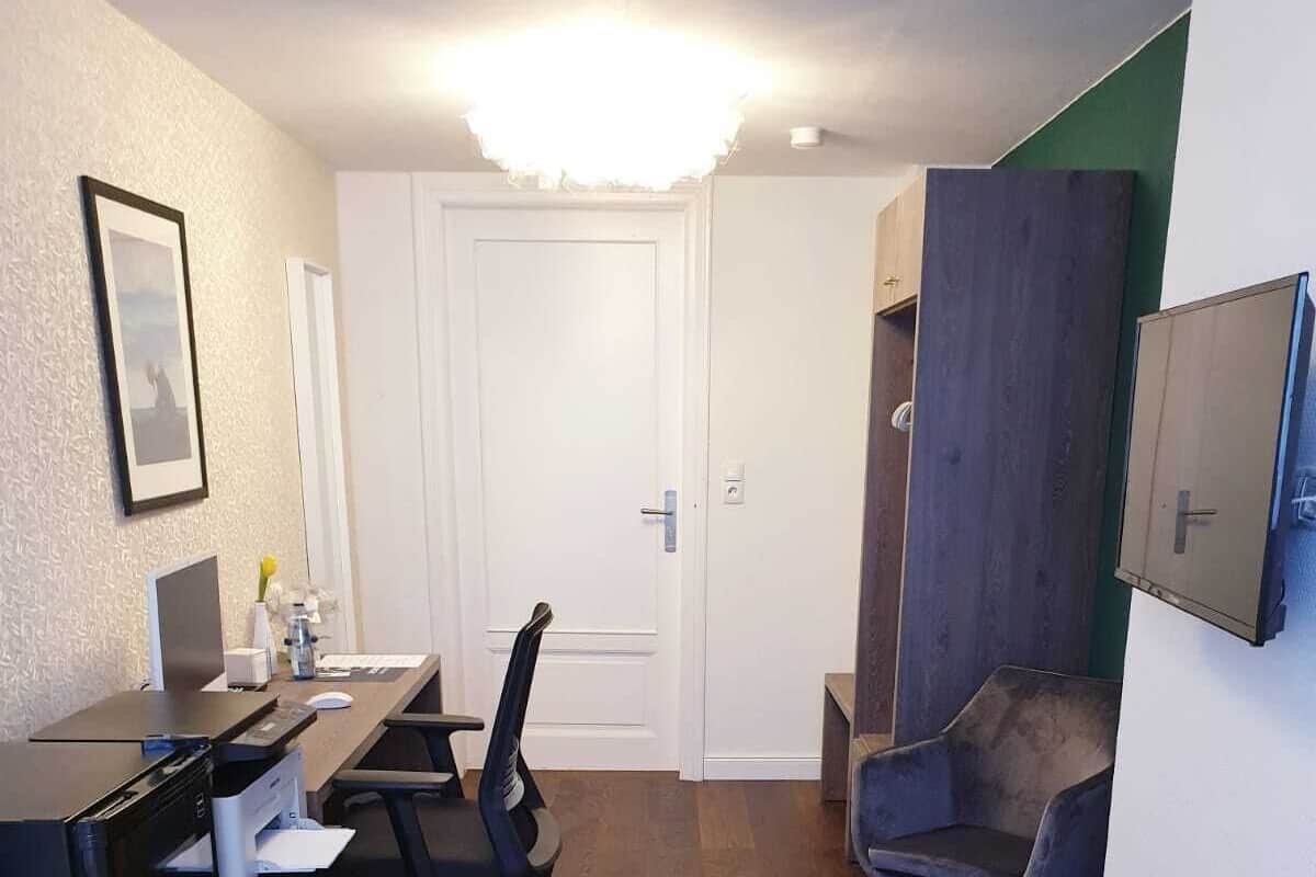 Quarto solteiro econômico | Cofres nos quartos, cortinas blackout, ferros/tábuas de passar roupa