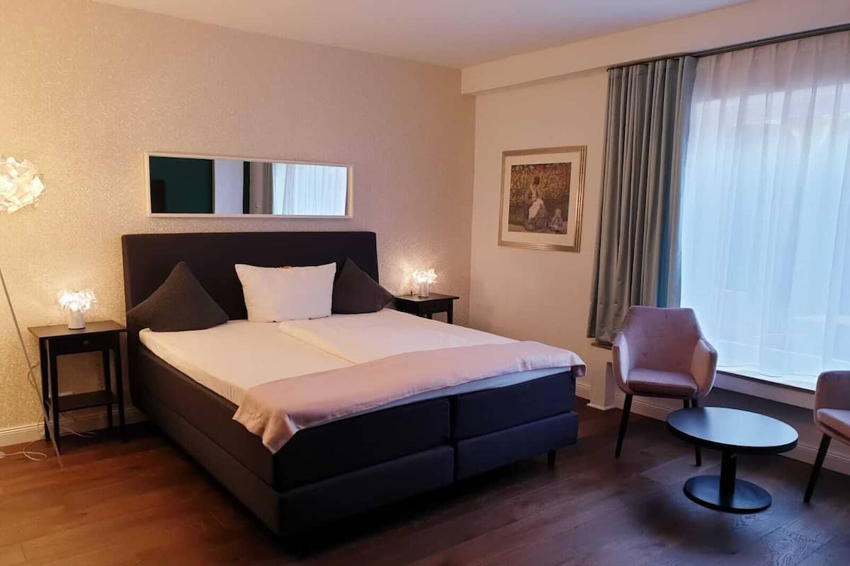 Quarto casal, varanda | Cofres nos quartos, cortinas blackout, ferros/tábuas de passar roupa