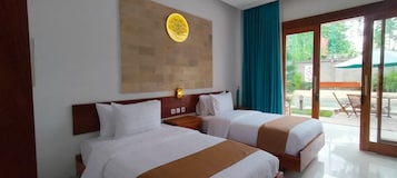 Quarto Twin Deluxe, 1 quarto, vista para a piscina | Cofre no quarto, secretária, ferro/tábua de engomar, Wi-fi grátis 