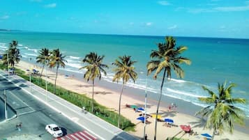 Perto da praia, areia branca, 20 bares na praia