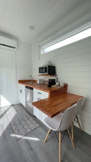 Suíte estúdio design, 1 cama Queen, varanda, no pátio | Cozinha americana privada | Micro-ondas, cafeteira/chaleira, chaleira elétrica, torradeira