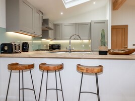 Um frigorífico, uma máquina de lavar louça, uma chaleira elétrica