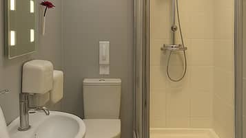 Quarto quádruplo standard | Banheiro | Secador de cabelo, toalhas de banho, sabonete, papel higiênico