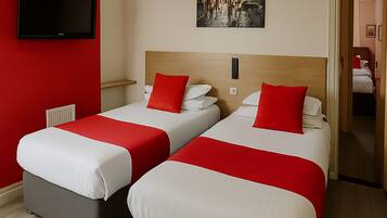 Quarto triplo standard | Escrivaninha, ferros/tábuas de passar roupa, Wi-Fi de cortesia