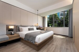 Quarto básico | Edredons de pluma, frigobar, cofres nos quartos, escrivaninha