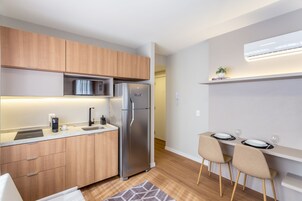 Estúdio standard | Cozinha privada | Geladeira grande, micro-ondas, cooktop, máquina de café expresso