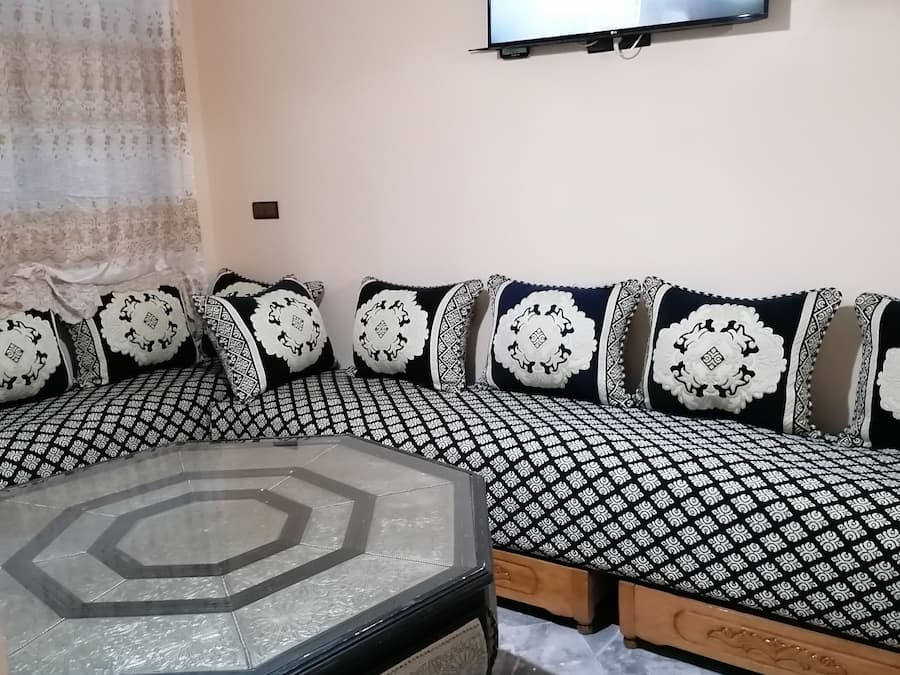 Apartamento família | Área de estar | TV de tela plana