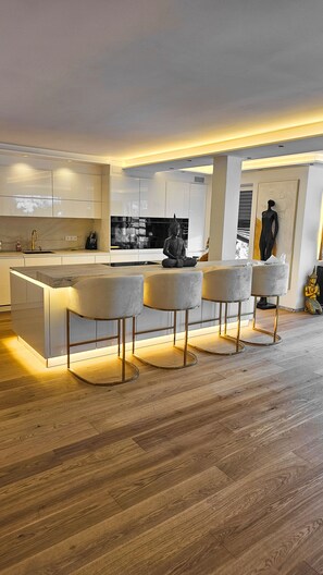 Apartamento de Luxo | Cozinha privada | Um frigorífico/congelador grande, um micro-ondas, um forno 