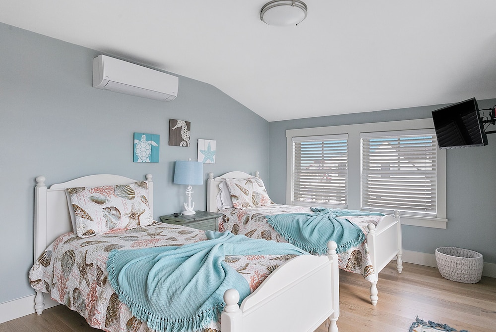 Waterfront Cottage ! On Skip's Dock, Jerusalem RI ! - Jerusalem | Vrbo